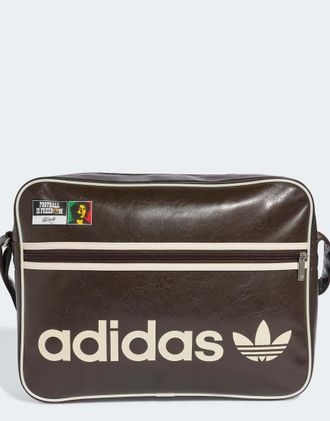 adidas Bob Marley Schultertasche in Dunkelbraun / Cremewei&szlig;