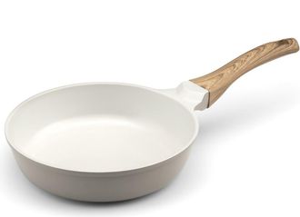 Cuisinox Mythic - Pfanne 20 cm mit wei&szlig;er Keramikbeschichtung - fester Soft-Touch-Griff in Holzoptik - ohne PFOA und PFAS - Farbe: Wei&szlig; und Grau