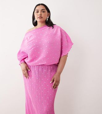 Never Fully Dressed Plus Tilly - Robe pliss&eacute;e longue &agrave; &eacute;paules d&eacute;nud&eacute;es - Rose