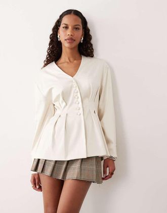 Pretty Lavish Kragenlose Satinjacke in Creme mit betonter Taille-Wei&szlig;