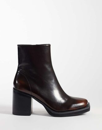 Asos Stiefel mit Absatz, Rei&szlig;verschluss und schr&auml;ger Zehenpartie in Braun