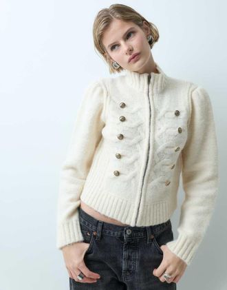 Miss Selfridge gilet en maille zipp&eacute; sur toute la longueur avec d&eacute;tail militaire couleur cr&egrave;me-Blanc