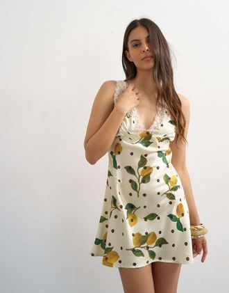 Topshop Robe courte &agrave; pois avec empi&egrave;cement en dentelle et plis nervur&eacute;s &agrave; la taille - Citron-multicolore