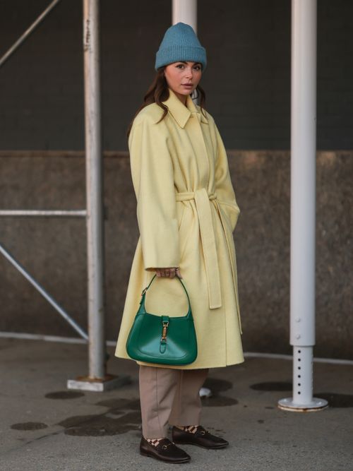 Street Style Look von der New York Fashion Week, wo ein Gast einen Wintermantel zum Binden trägt