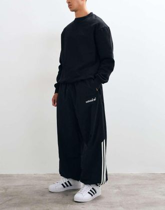 adidas Originals Signature Firebird lockere Trainingshose in Schwarz