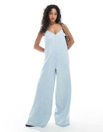 Asos Combinaison ample en denim doux avec encolure d&eacute;gag&eacute;e - D&eacute;lavage clair-Bleu