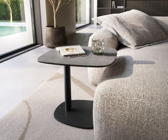 DELIFE Beistelltisch Edge Boot 50x50 cm Keramik Beton Grau Eleny Metall Schwarz, Beistelltische
