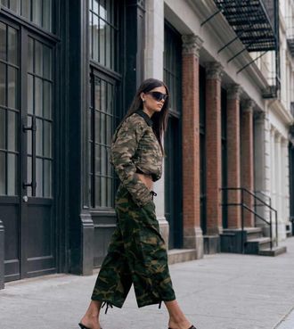 Lioness exklusive Frankie Caprihose mit Bindedetail und weitem Bein im Military-Muster-Gr&uuml;n
