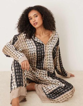 Free People Dreamy Days - Pyjama aus Satin in neutralen Farben