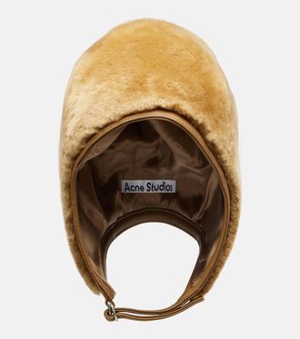 Acne Studios Mütze Belmer aus Shearling mit Leder