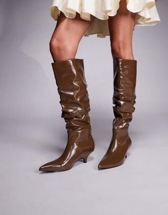 Public Desire La Dolce Vita - Bottes fronc&eacute;es &agrave; talon kitten - Taupe-Marron