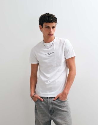 Fred Perry T-Shirt mit gesticktem Logo in Wei&szlig;