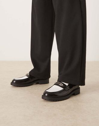 Asos Loafer in Schwarz und Wei&szlig; mit goldfarbener Zierschnalle und Profilsohle-Brown