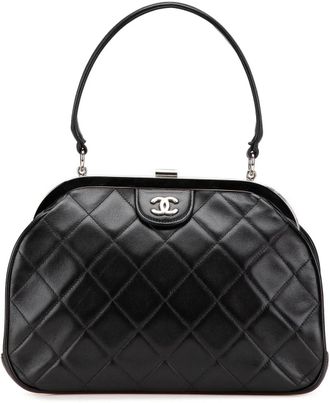 Chanel Crossbody Bags - CC Quilted Lambskin Kiss Lock Frame Top Handle Bag - Gr. unisize - in Schwarz - f&uuml;r Damen