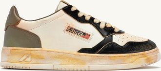 Autry BASKETS MEDALIST LOW SUPER VINTAGE EN CUIR BLANC NOIR ET COVERT GREEN