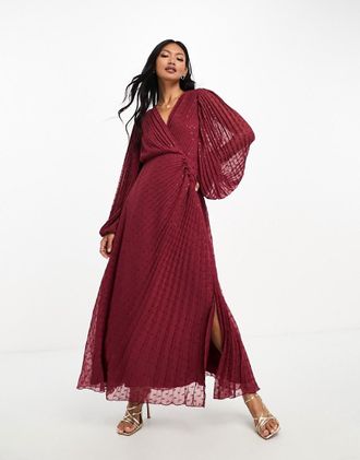 Asos Plissiertes Maxikleid aus leicht genopptem Chiffon in Metallic-Burgunder mit Knopf und Wickeldetail-Rot