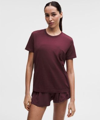 lululemon Swiftly Relaxed Kurzarmshirt e Passform f&uuml;r Frauen - Gr&ouml;&szlig;e 10 in Burgundy Bay
