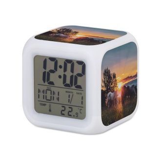 Fabulous Wecker W&uuml;rfel, beleuchtet, wei&szlig; - Pferde vor dem Sonnenuntergang - 7,8 x 7,8 x 7,8 cm - Retro-Beleuchtung, mehrfarbig, LED