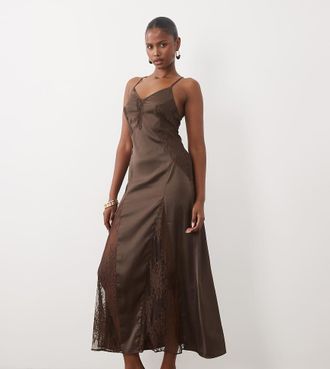 the frolic exklusive Satin-Camisole-Maxikleid mit Spitzendetail in Schokobraun