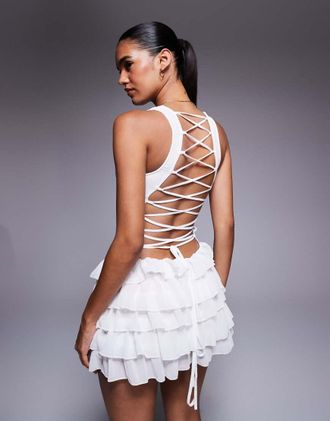 Missy Empire Robe courte &agrave; volants avec empi&egrave;cement en tulle et la&ccedil;age dans le dos - Blanc