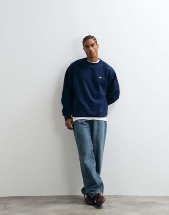 adidas Originals Essential Sweatshirt in Marineblau mit lockerem Schnitt
