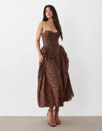 Bardot robe longue imprim&eacute;e l&eacute;opard en coton, &agrave; d&eacute;collet&eacute; en coeur, fronc&eacute;e aux hanches, &agrave; bretelles, avec d&eacute;tail lac&eacute; au dos-Brown