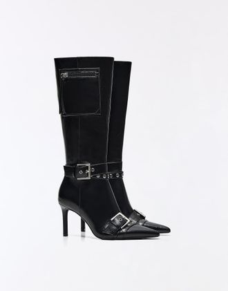 Bershka Stiefel mit Absatz und Schnallendetail in Schwarz