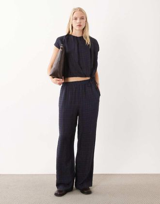 Mango Dara pantalon droit coordonn&eacute; &agrave; imprim&eacute; carreaux bleu