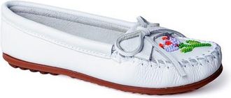 Minnetonka X Lucie Skjefte Ziigwan Waabigwan Moc pour femme, blanc, 38 EU