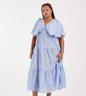 Vero Moda Curve Gestuftes Maxikleid in Hellblau mit volumin&ouml;sen &Auml;rmeln