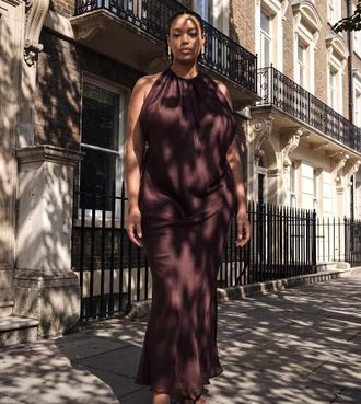 Asos Curve ASOS DESIGN Curve - Robe longue &agrave; encolure am&eacute;ricaine drap&eacute;e avec noeud dans le dos - Marron chocolat