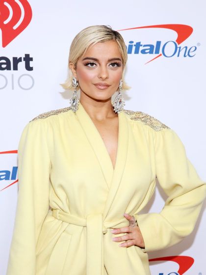 Quelles tenues de soirées porter quand on a des formes ?