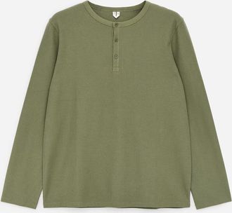 Arket K&ouml;rpernahes Henley-Shirt -Gr&uuml;n