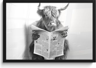 MuchoWow &copy; Bilder mit Rahmen 60x40 cm Poster Wanddekoration Wohnzimmer Deko Modern Geschenke Bilderrahmen Highlander - Kuh - Toilette - Zeitung - Schwarz und w