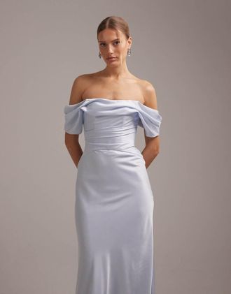 Asos Linvit&eacute;e - Robe longue satin&eacute;e &agrave; encolure Bardot - Bleu