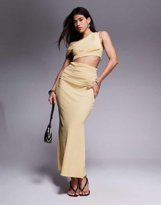 Asos Robe mi-longue à épaules dénudées - Jaune pâle