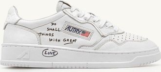 Autry BASKETS MEDALIST LOW Thomas L&eacute;lu x Autry EN CUIR BLANC AVEC LETTERING