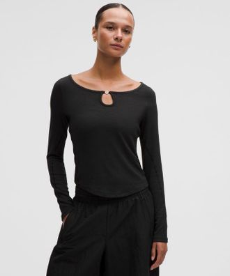 lululemon Hold Tight Langarmshirt mit Keyhole-Design Anh&auml;nger f&uuml;r Frauen - Gr&ouml;&szlig;e 2 in Black