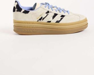 adidas Originals Gazelle Bold baskets cr&egrave;me &agrave; rayures imprim&eacute; vache et lacets bleus-Blanc