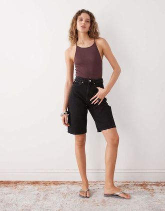 Weekday Curve - Jeansshorts in Schwarz mit hohem Bund