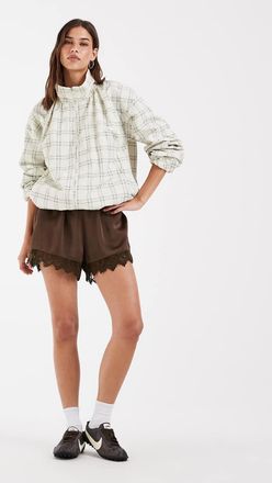 Asos Oversize-Trackjacke mit Bubble-Saum in Creme/Schwarz kariert-Wei&szlig;