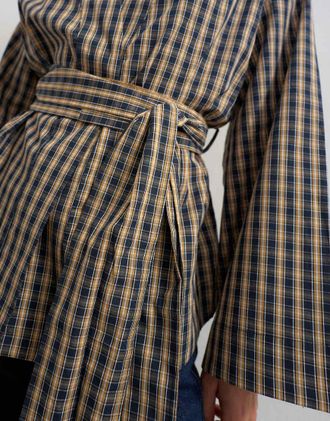 Topshop Top mit Wickeldetail und Bindeband im Karomuster-Marineblau