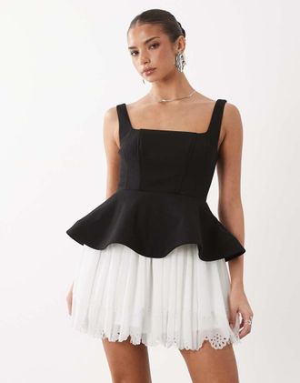 Asos Minikleid in Schwarz und Wei&szlig; mit Lochstickerei am Rock-Mehrfarbig