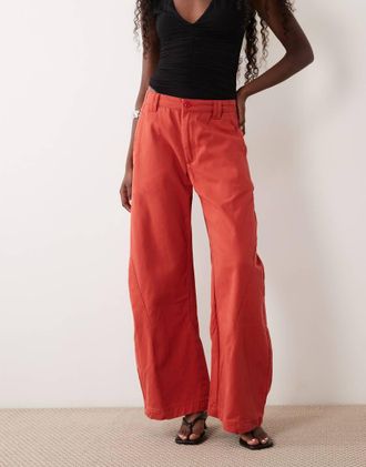 Lioness Sideline Barrel-Leg-Jeans in Purpurrot