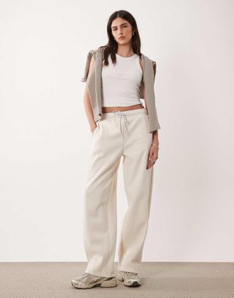 Cotton On Pantalon de jogging duveteux coupe barrel - S&eacute;same chin&eacute;-Blanc