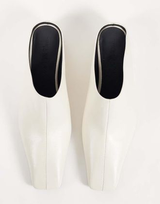 Asos Maeve mules en cuir &agrave; talon compens&eacute; cach&eacute; blanc cass&eacute;