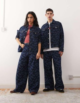 Reclaimed Vintage x Stranger Things - Jean baggy unisexe &agrave; imprim&eacute; logos au laser - Bleu moyen