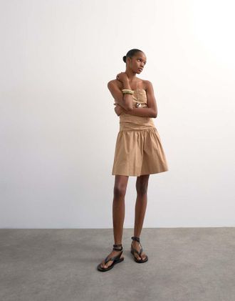 Topshop Gerafftes, tr&auml;gerloses Midikleid in Taupe-Brown