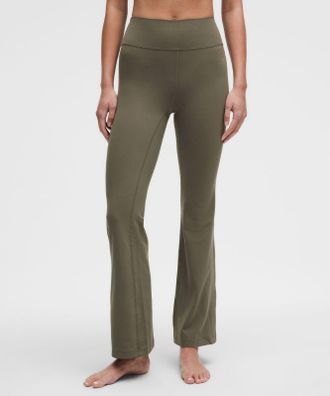 lululemon Groove Hose mit ausgestelltem Bein und hohem Bund aus Nulu Kurz f&uuml;r Frauen - Gr&ouml;&szlig;e 12 in Army Green