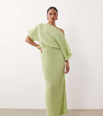Never Fully Dressed Petite - Tilly - Robe longue pliss&eacute;e &agrave; &eacute;paules d&eacute;nud&eacute;es - Vert pistache